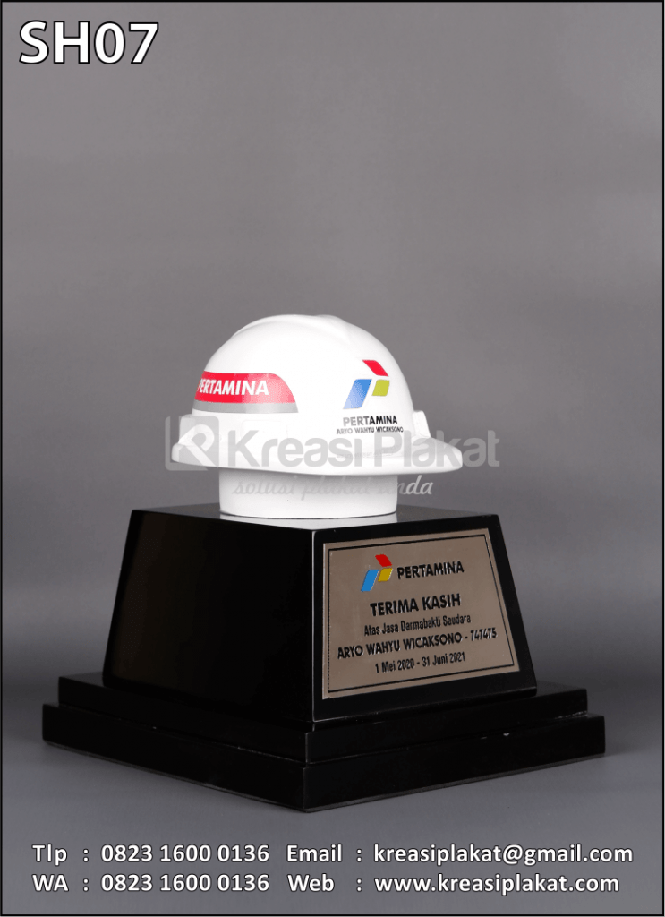 Souvenir Helm Resin Pertamina | Kreasi Plakat