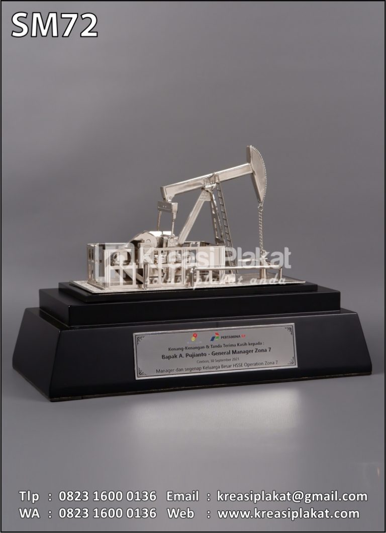 Souvenir Miniatur Pompa Angguk Pertamina | Kreasi Plakat