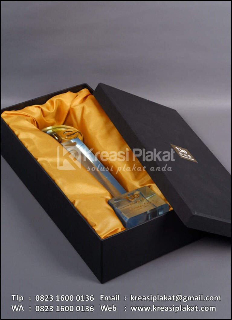 Piala Platinum Award Taiwan Innotech Expo | Kreasi Plakat