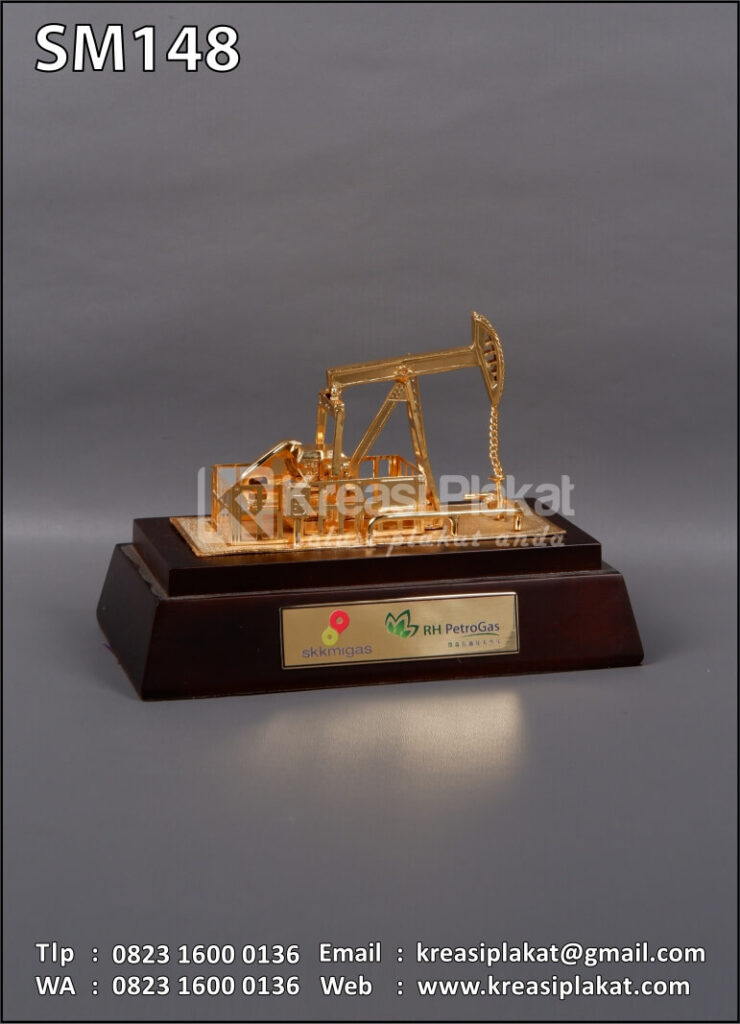 Souvenir Miniatur Pompa Angguk RH PetroGas | Kreasi Plakat